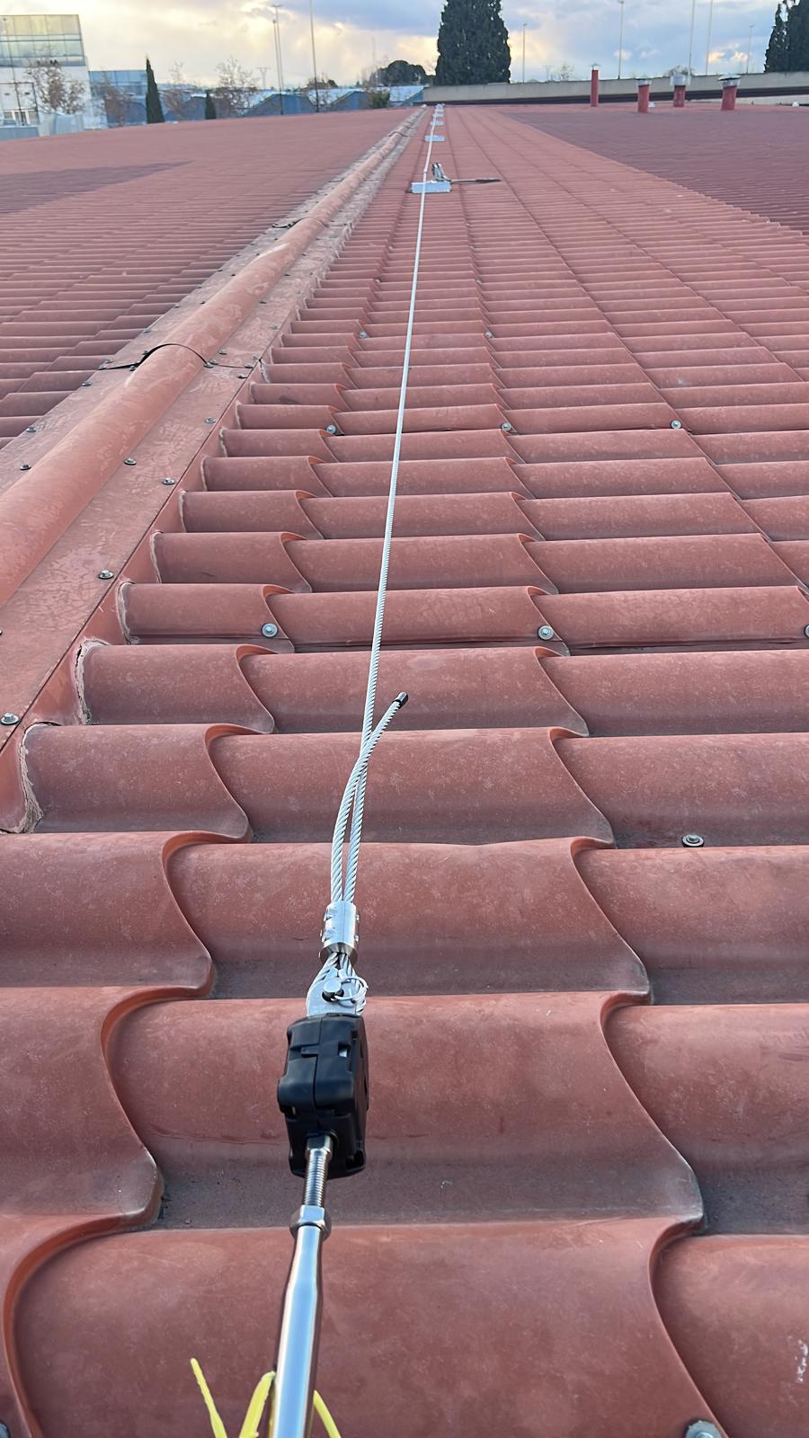 LINEA DE VIDA HOMOLOGADA UNE 795 C EN ACERO INOXIDABLE PARA CUBIERTA DE ...