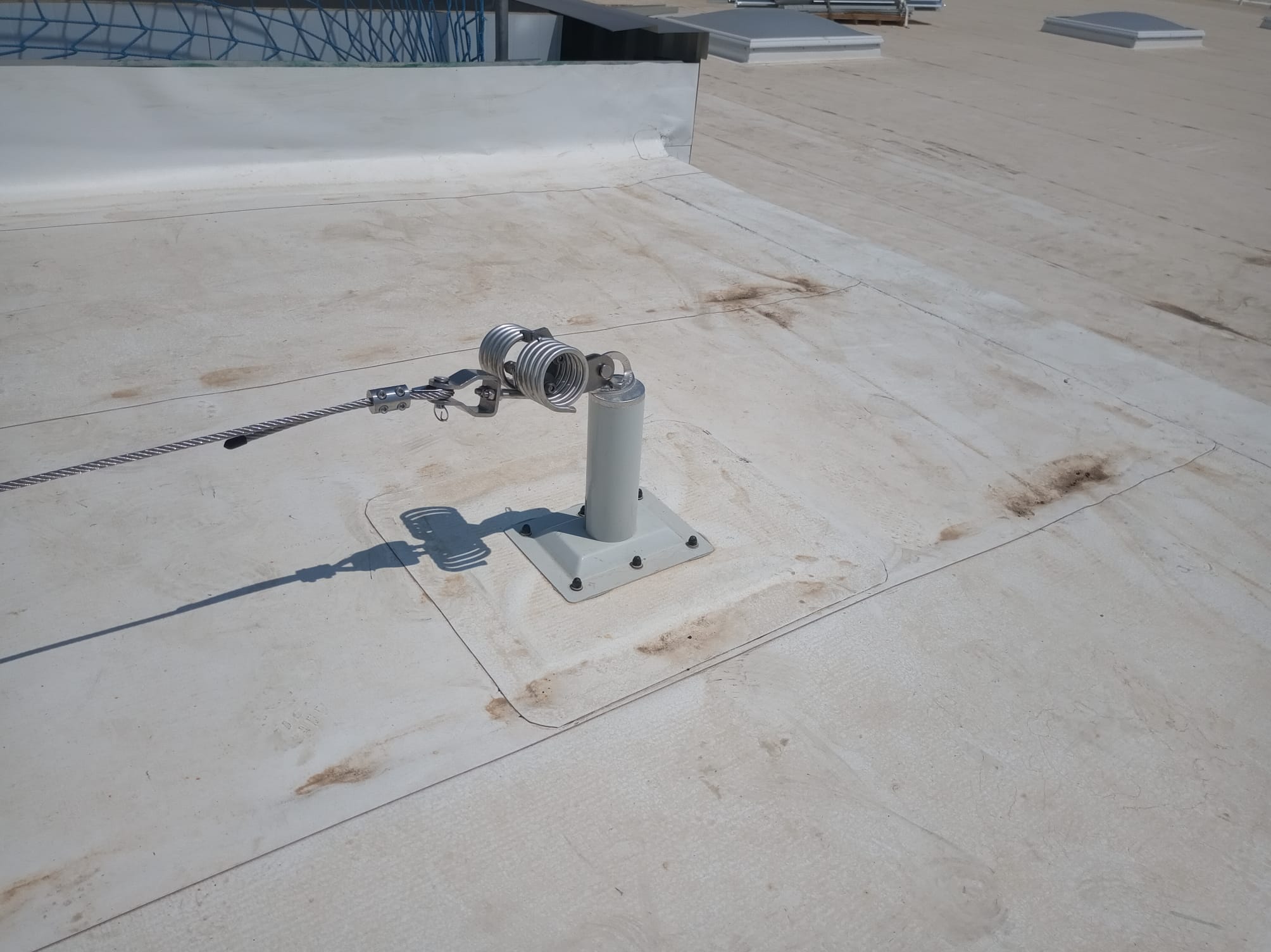 LINEA DE VIDA HOMOLOGADA EN ACERO INOX PARA CUBIERTAS SINTETICAS, DECK ...