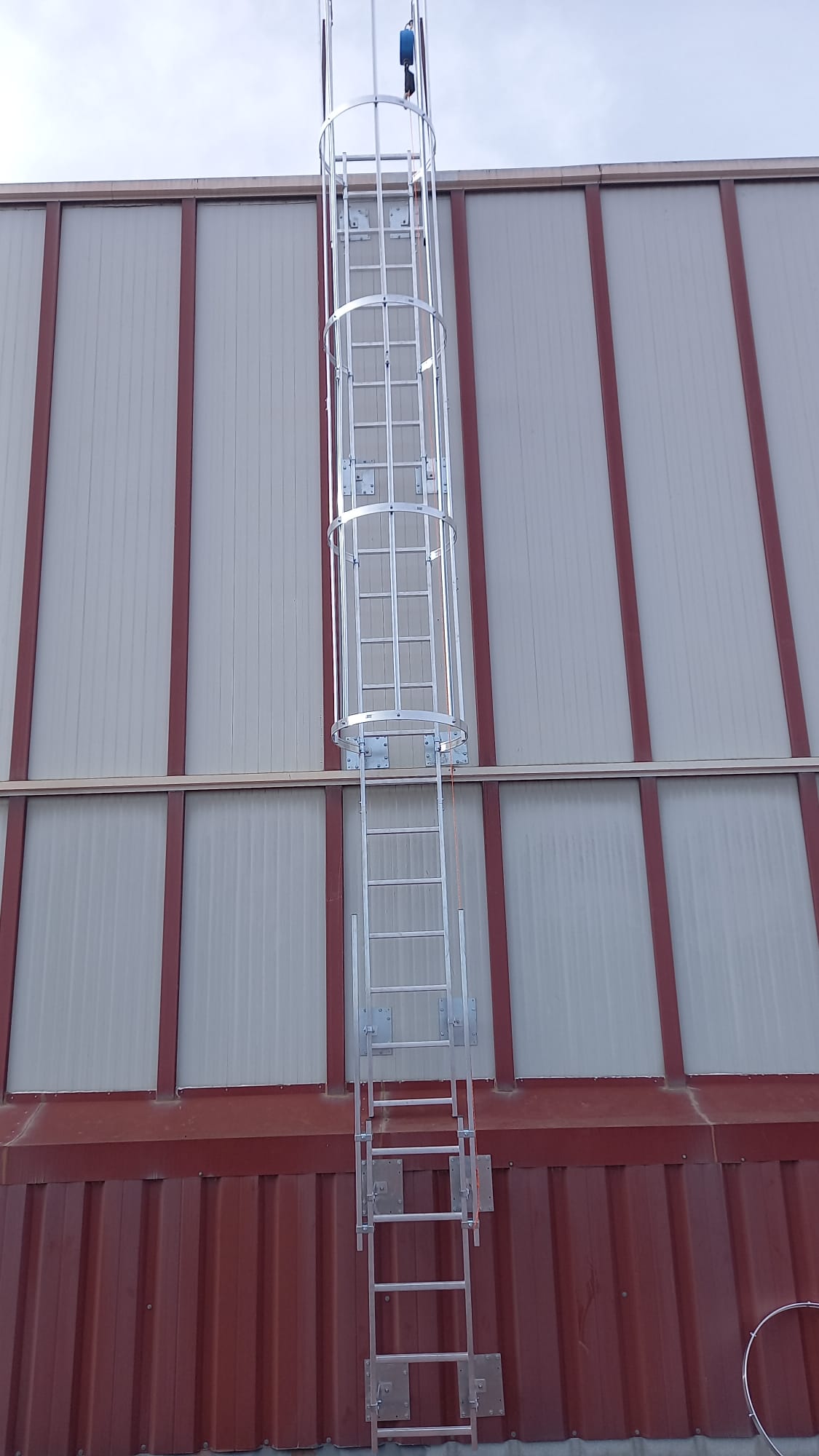 ESCALA DE ACCESO HOMOLOGADA CONFORME UNE 14122-4 , DE ALUMINIO PARA ...