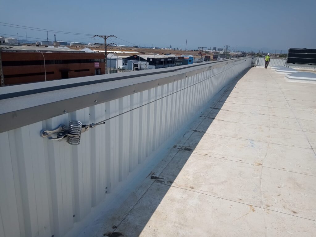 LINEA DE VIDA HOMOLOGADA CONFORME UNE 795 C, PARA PETO DE NAVE ...